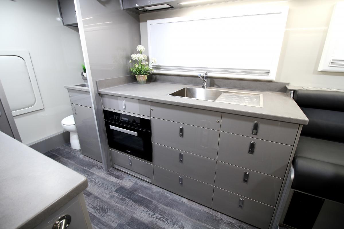 Commander 4x4 | Luxury 4x4 Motorhome | SLRV Expedition Vehicles