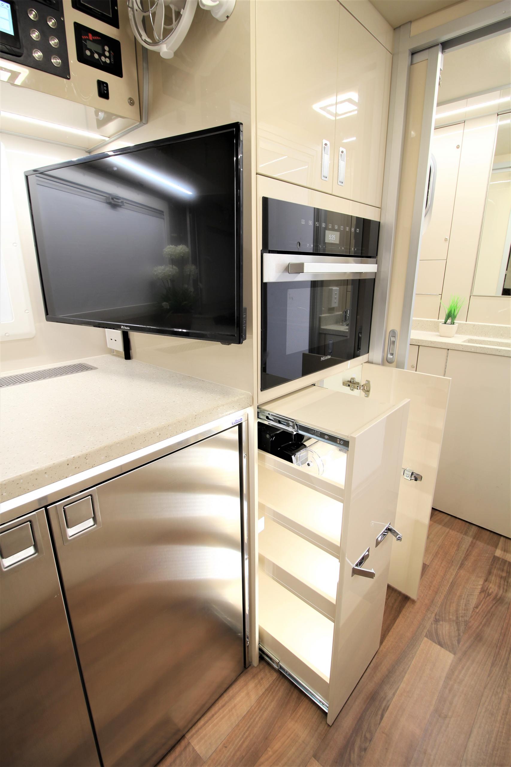 Adventurer 4x4 | Luxury 4x4 Motorhome | SLRV Expedition Vehicles