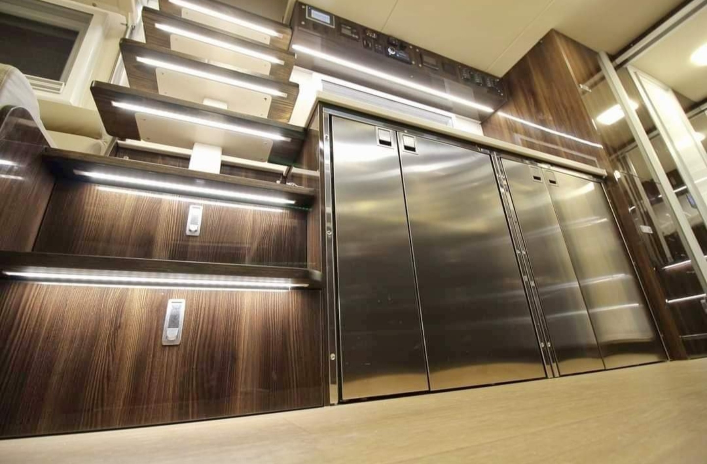 The iconic Double-Decker SLRV ComMANder 8x8 is FOR SALE (SOLD) | SLRV ...